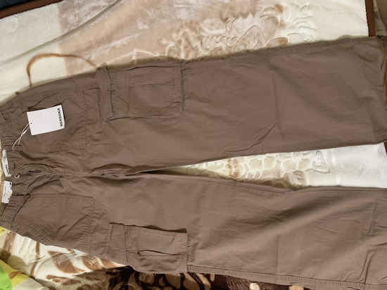 Nove Bershka cargo pantalone