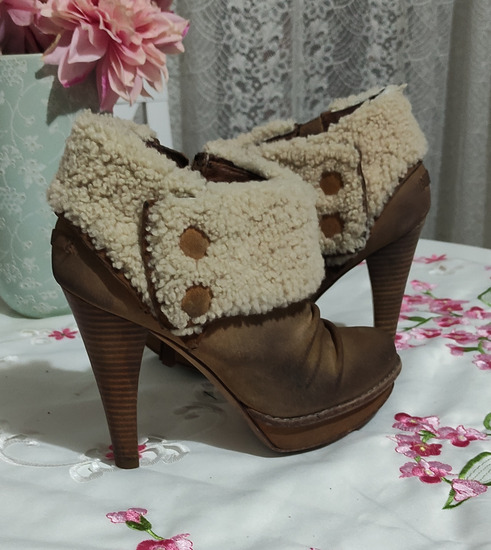 UGG kozne cizme,gleznjace,stikla 38,5