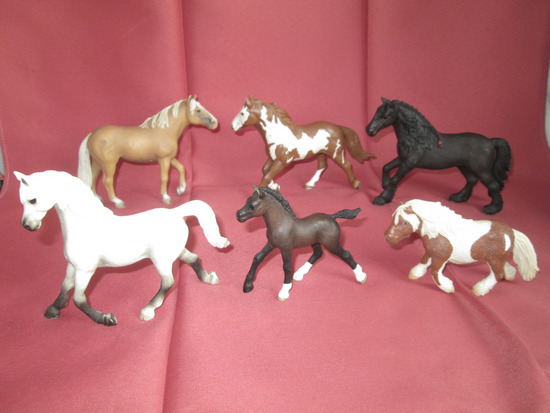 SCHLEICH FIGURE KONJA