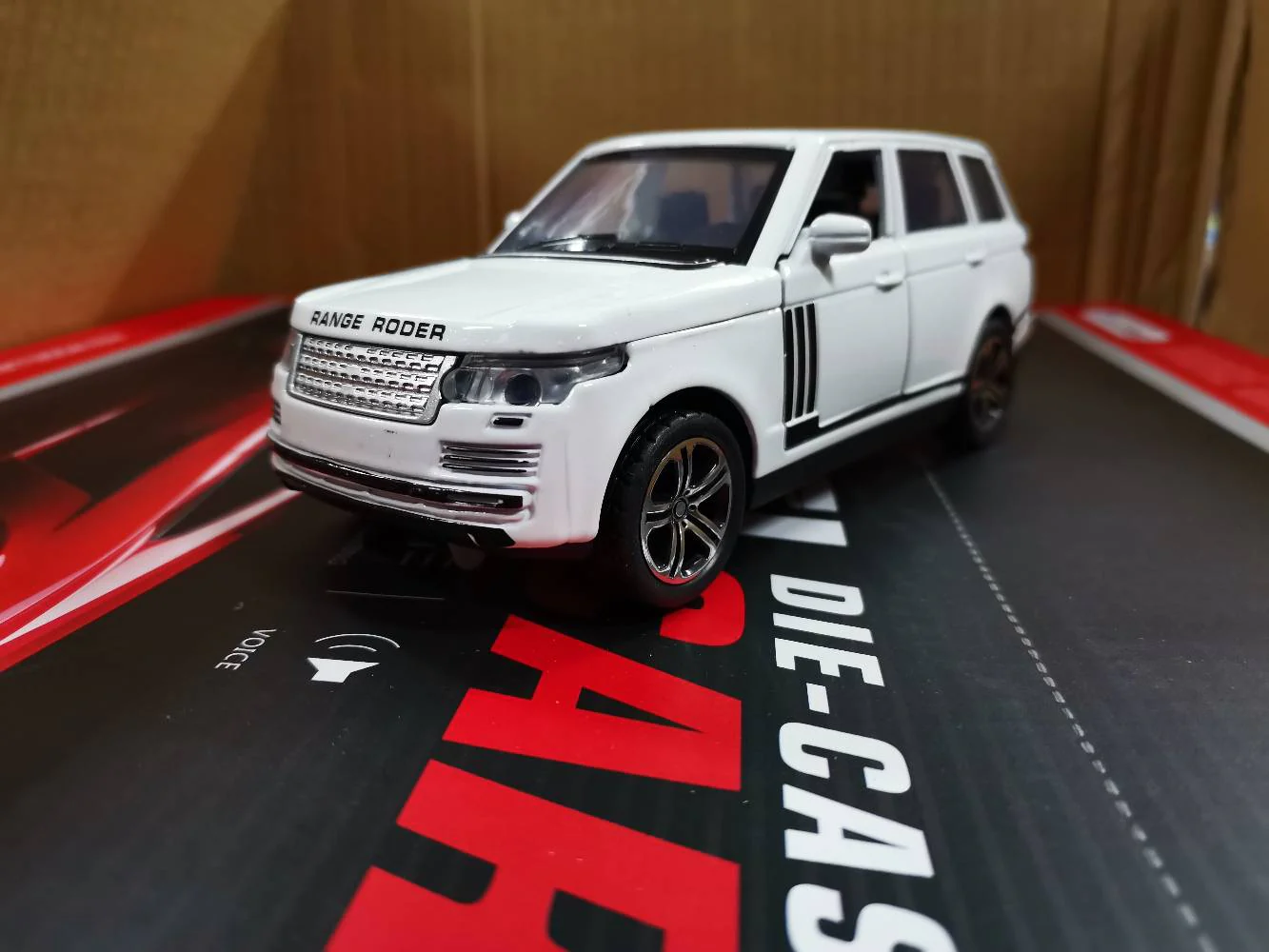 Beli Range Rover Metalni 1/32 - Beli Range Rover Metalni 1/32