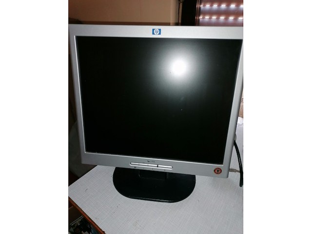 Ispravan racunar sa monitorom HP 1702