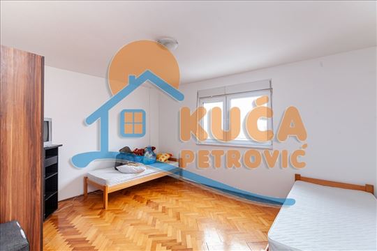 Na prodaju dva stana u kući, Branko Bjegović, 306m