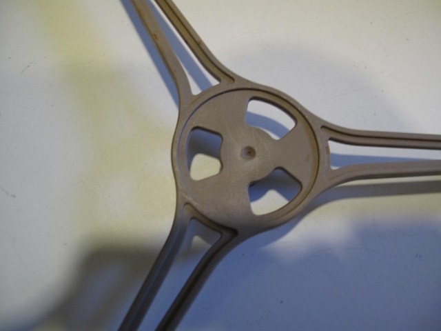 Trokraki rotirajući nosač tanjira za mikrotalasnu rernu
