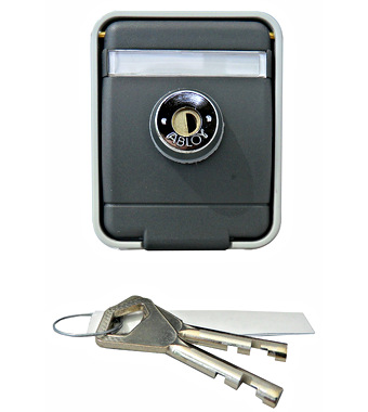Utičnica jednostr. sa bravicom i natp. pločicom, IP45, siva
Schraubklemme, verschiedene Schließungen, inklusive Sicherheitsschloss und 2 Schlüsseln