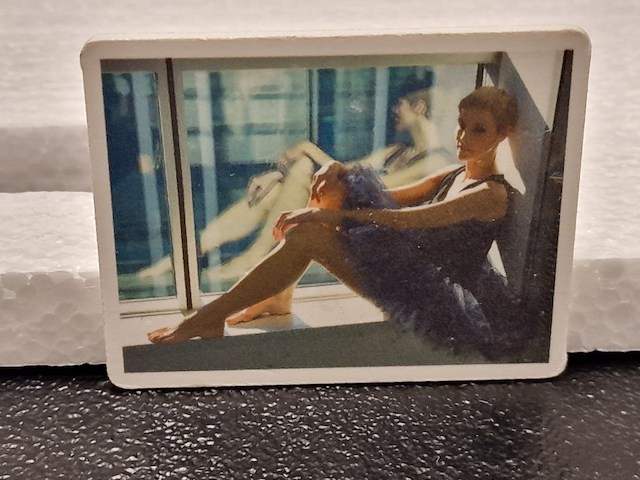 Magnet žena sedi na prozoru 8 x 6.5 cm