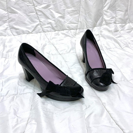 432. Crne lakovane cipele na debelu stiklu, 24.5cm