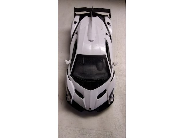 na daljinski Lamborghini 2,4 GHz. razmera 1:24, tj.20 c