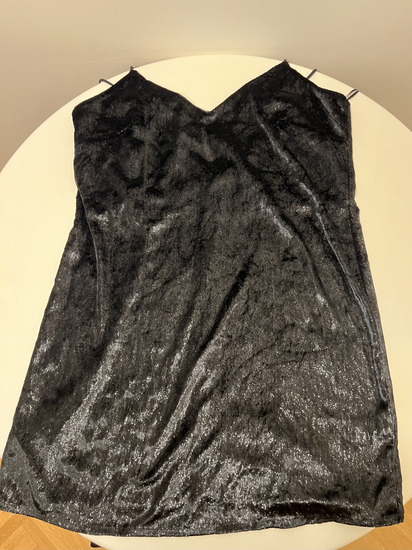 Svecana haljina koja se presijava crna
