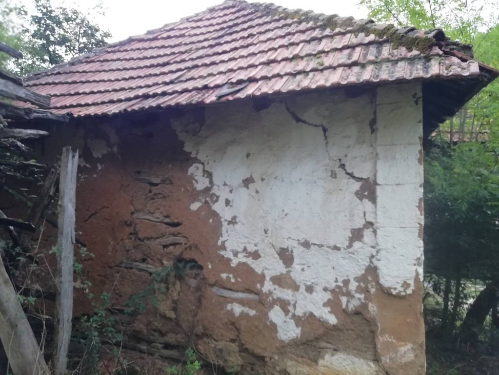 Stara kuca u selu Bazovik opstina Pirot