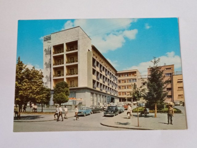 Priština - Hotel Kosovski Božur - Automobili - Čista