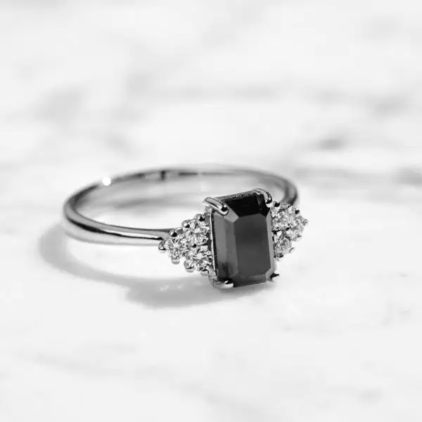 Prsten sa crnim dijamantom, 3168