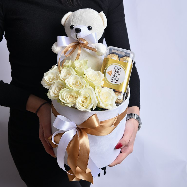 Prodavnica poklona - Cvetni aranžman sa belim ružama u beloj kutiji