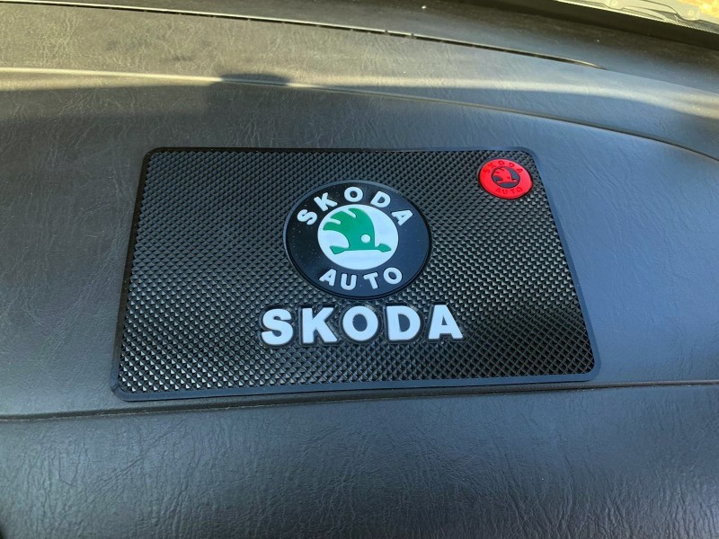 SKODA gumena neklizajuca podloga za mobilni,kljuceve