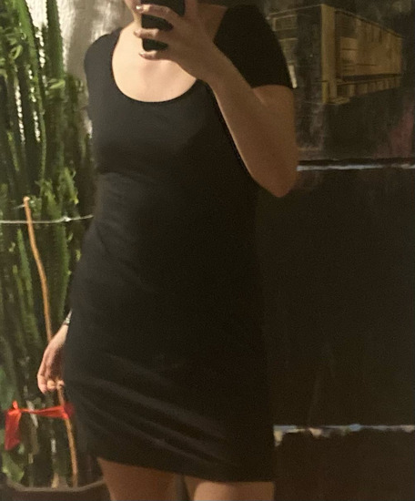 Mini crna haljina majica kroja