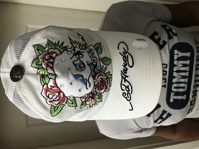 Kačket Ed Hardy bele boje obim od 56/60cm