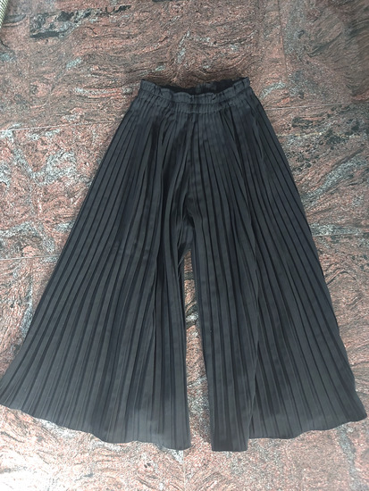 Plisirane pantalone kao nove