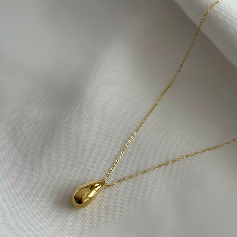 Moderna ogrlica sa zlatnom kapljicom