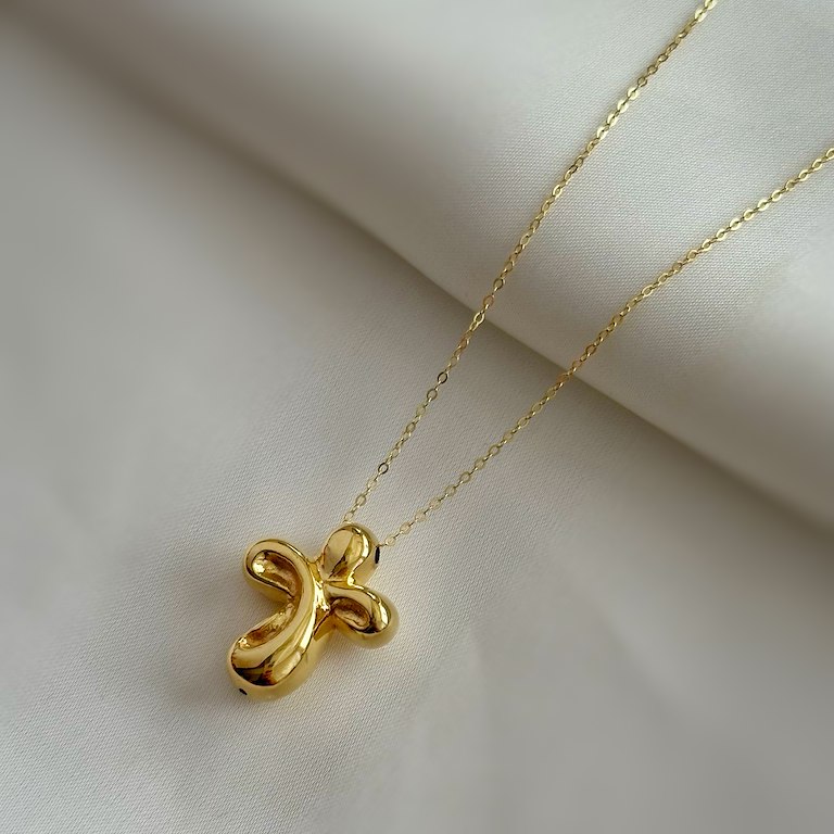 Zlatna ogrlica sa neobičnim 3D krstom