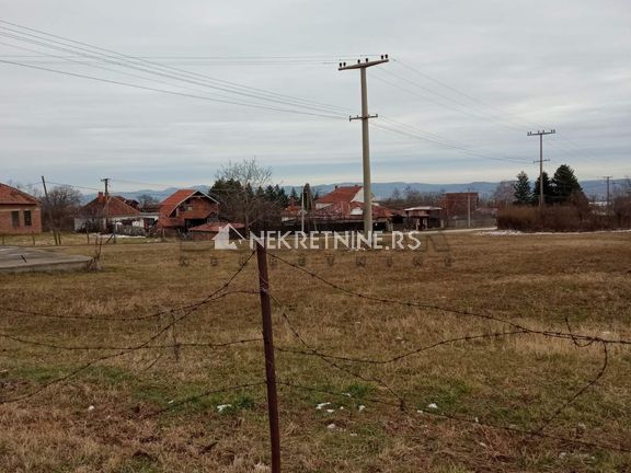 Plac u Drači kod Kragujevca - površina 7071 m2, građevinsko i poljoprivredno zemljište sa mogućnošću prenamene, kuća 114 m2 i pomoćni objekat 120 m2