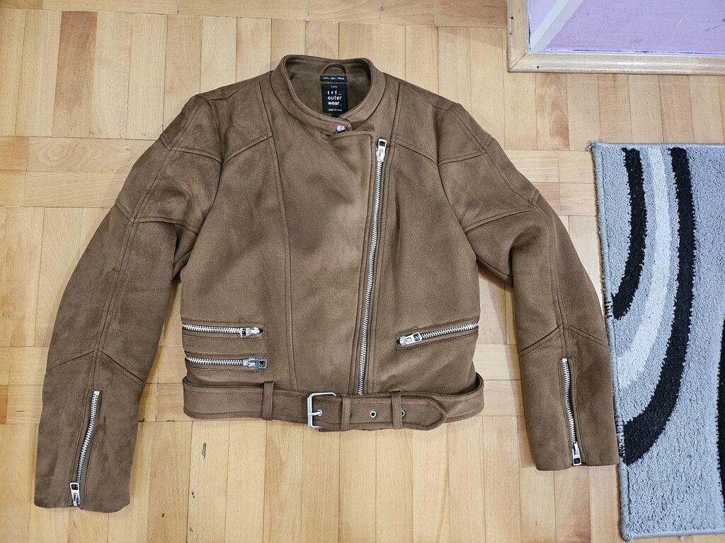 Zara postavljena jakna (prevrnuta koža-velur)veličine L. Jakna je