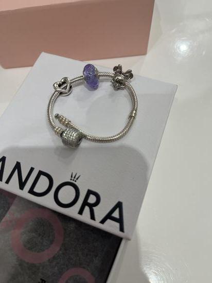 Pandora narukvica sa privescima