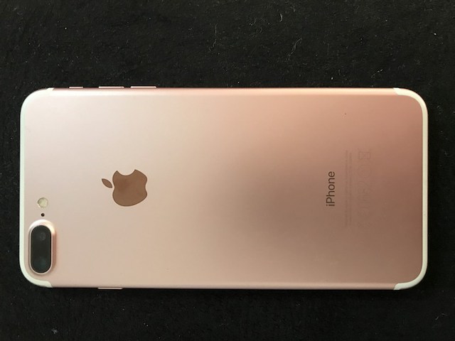 Mobilni IPhone 7 plus  14.7.1 32 GB roze boje odlican