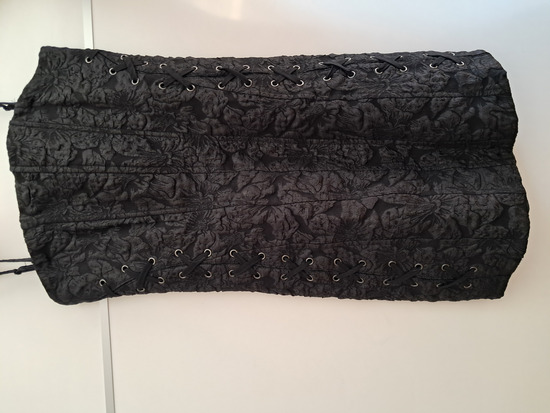 Crna mini haljina na pertlanje