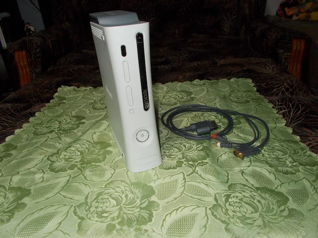 XBOX 360 konzola i AV kabli