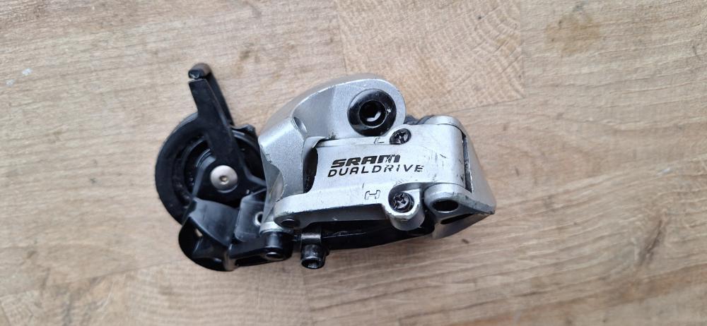 Zadnji menjač Sram dual drive 8s
