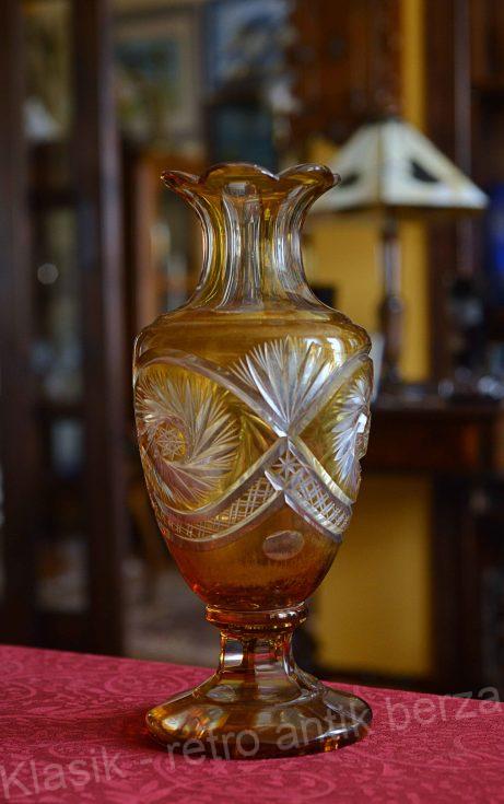 Vaza od češkog brušenog kristala visine 29 cm.