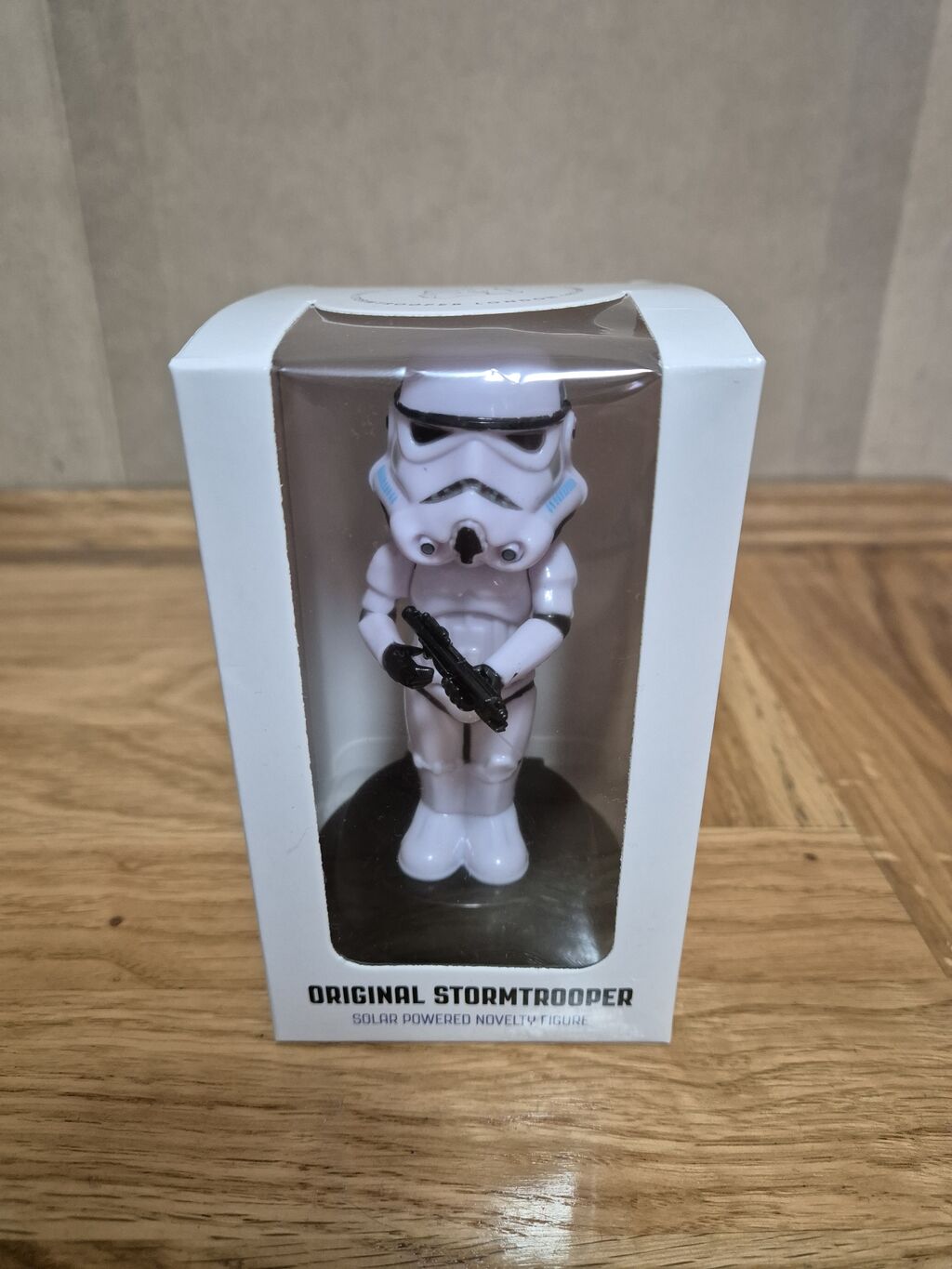 Star Wars figura Stormtrooper , potpuno nova i neotpakovana. Kada se izloži sunčevoj svetlosti figurica klima glavu i telo. Visina kutije:14,5 cm , a širina:9 cm.