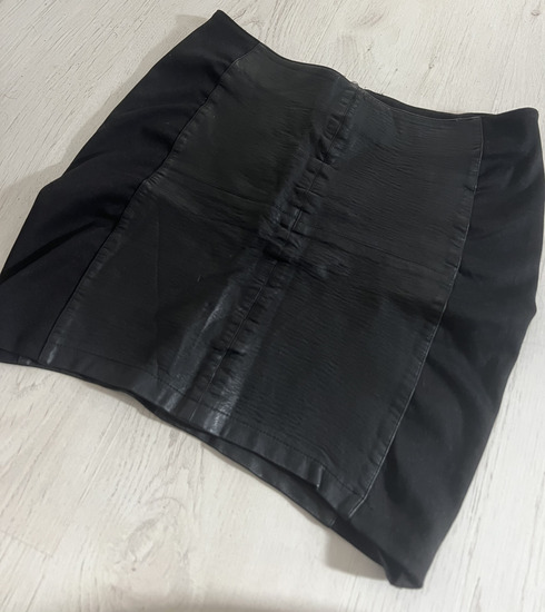 Crna kozna mini suknja