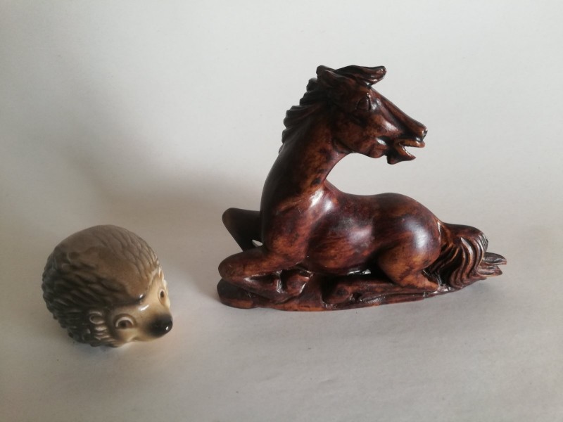 Dve figure od keramike - konj i jež