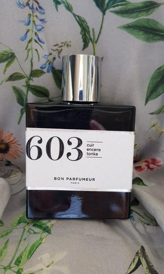 Bon Parfumeur 603 cuir, encens, fève tonka or.