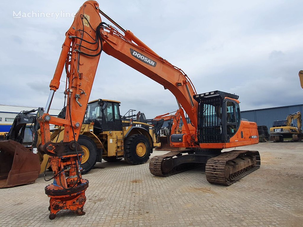 Doosan DX225LC bager guseničar