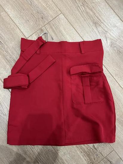 Crvena mini suknja