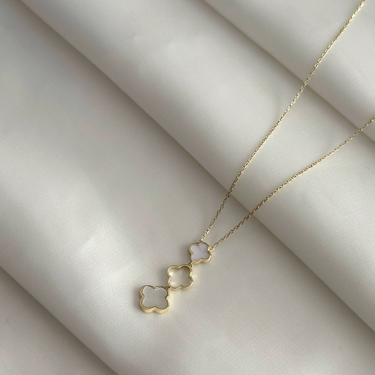 Moderna zlatna ogrlica, deteline sa sedefom
