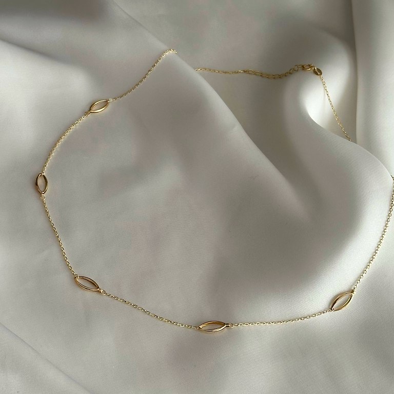 Zlatna ogrlica sa ovalnim detaljima