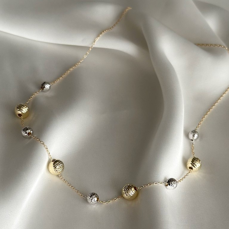 Upadljiva i moderna ogrlica sa dijamantiranim kuglama, belo i žuto zlato