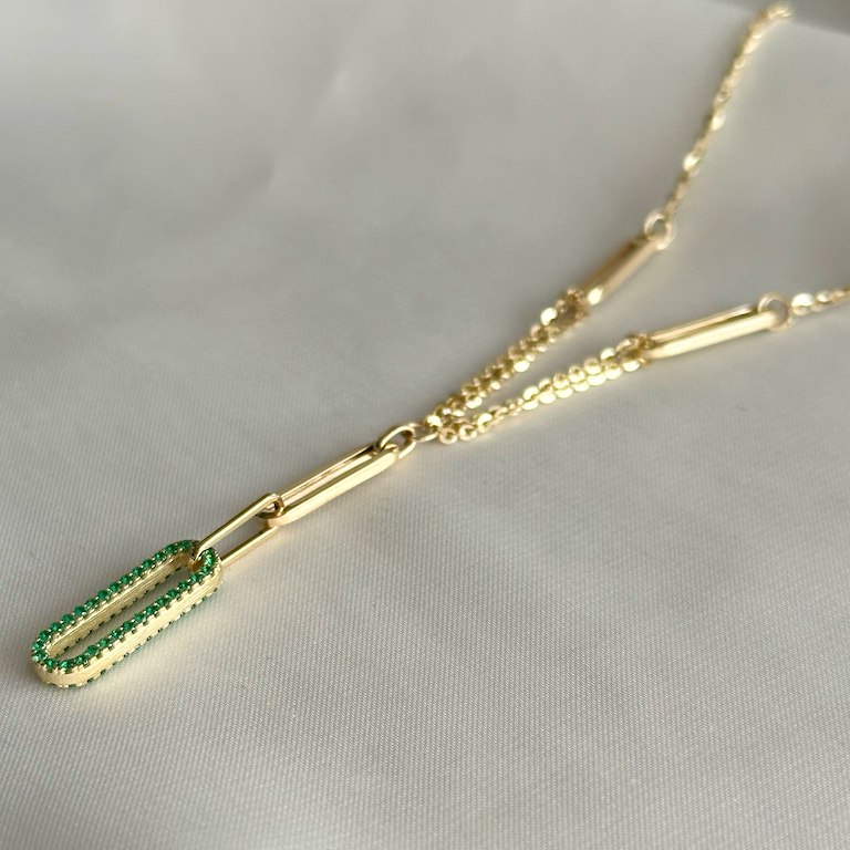 Moderna zlatna ogrlica sa zelenim cirkonima