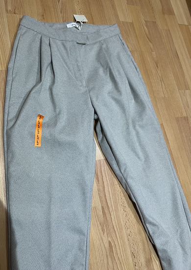 Reserved pantalone visokog struka novo sa etiketom