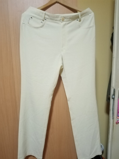 Nove bele pantalone
