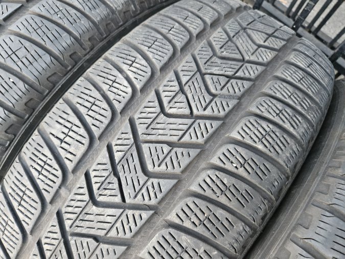 235/60 R18 Pireli