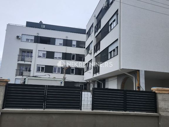 Telep Izdaje se PENTHOUSE površine 377m2 sa 2 garaže+2 garažna mesta