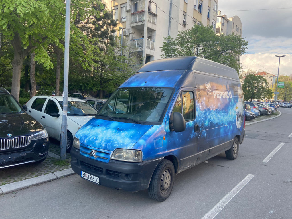 Odnošenje starog nameštaja
Odnošenje starog nameštaja