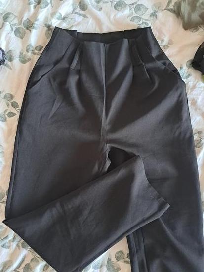 Crne pantalone NOVO