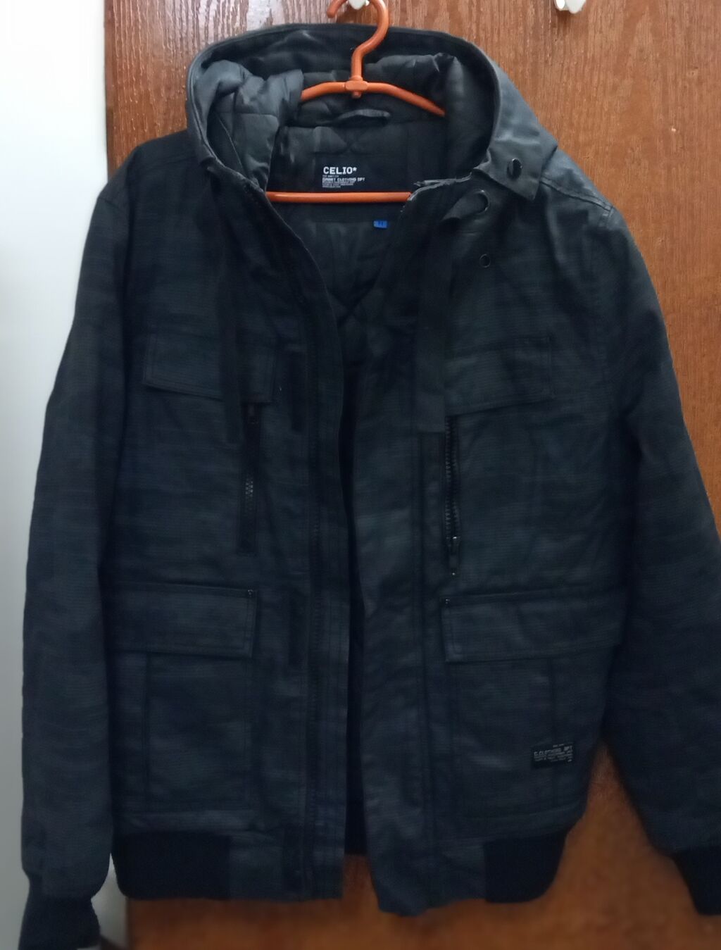Siva muska jakna sa kapuljacom.Duzina 72 cm, ramena 48 cm, rukavi 68