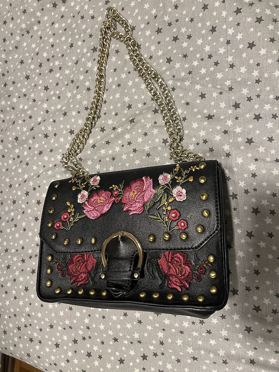 Crna kožna torbica sa cvetnim detaljima Kao nova, bez oštećenja