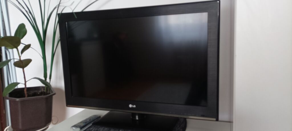 LG 32CS460 LCD TV u extra stanju sa daljinskim.Dijagonala ekrana 82