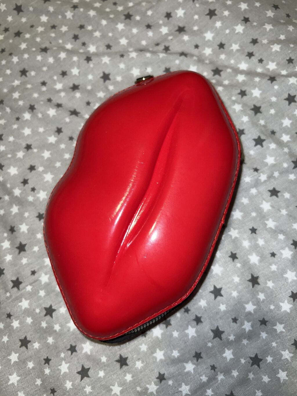 Crvena klač torbica u obliku usana Nova, ne nošena